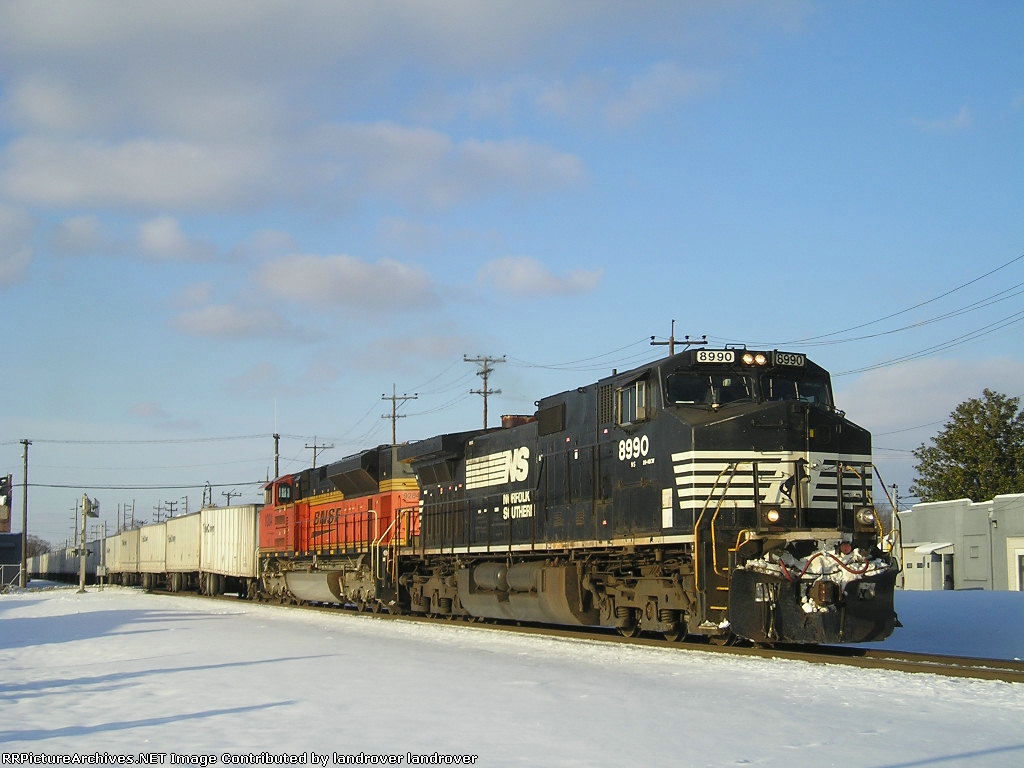 NS 8990 On NS 251 Eastbound